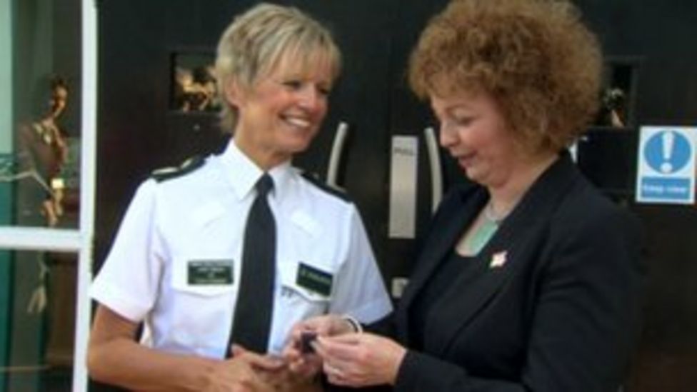 Senior PSNI officer awarded silver fáinne for Irish - BBC News