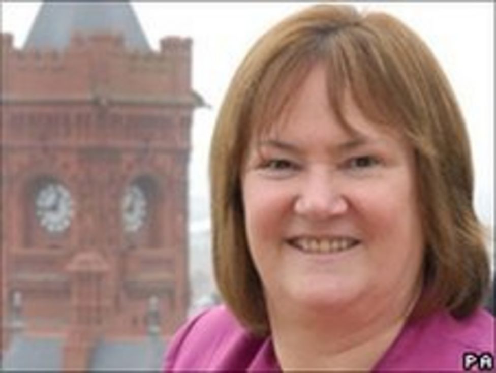 Top Welsh government official Gillian Morgan to retire - BBC News