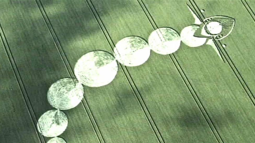 Display marks 25 years of crop circles study - BBC News