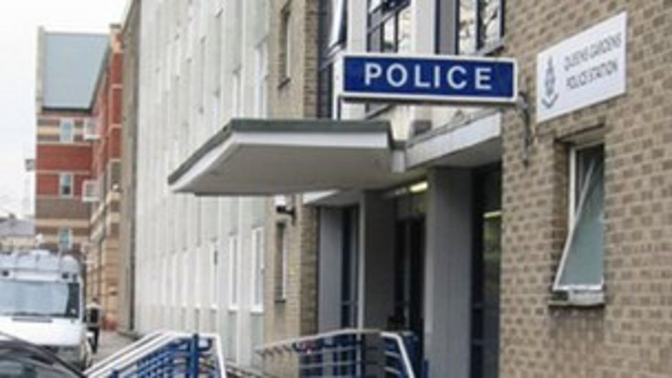 Humberside Police to cut 21% of its frontline officers - BBC News