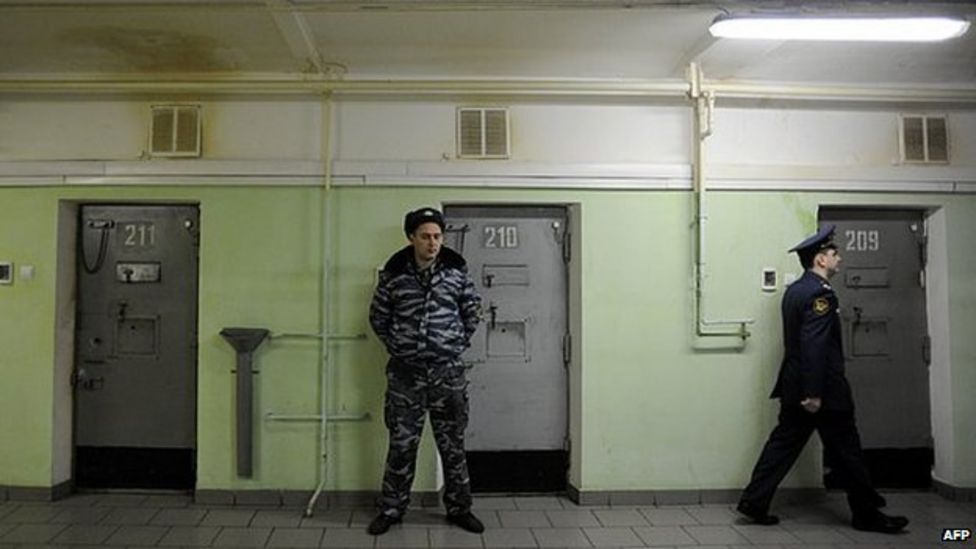 Russian police accused of framing drugs suspects - BBC News