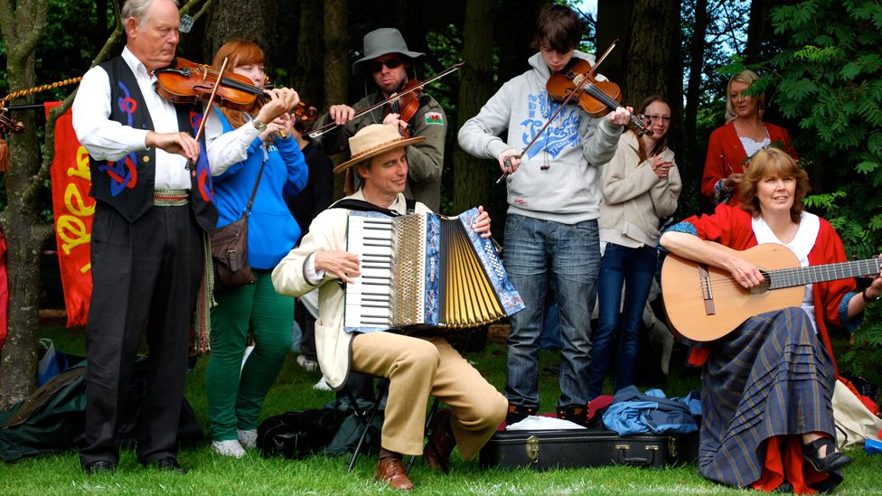 Tynwald Day 2012: Thousands celebrate at St John's - BBC News