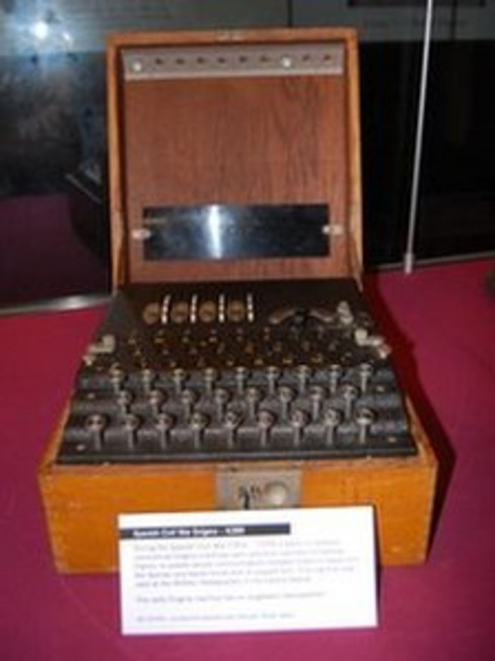 GCHQ gives rare Enigma machine to Bletchley Park museum - BBC News