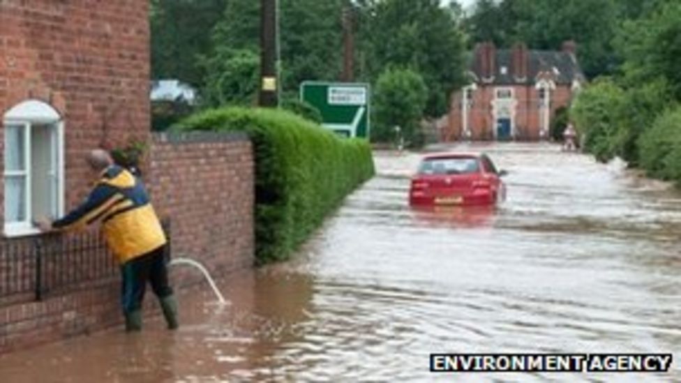 River Teme flood warnings after heavy rain in Worcestershire - BBC News