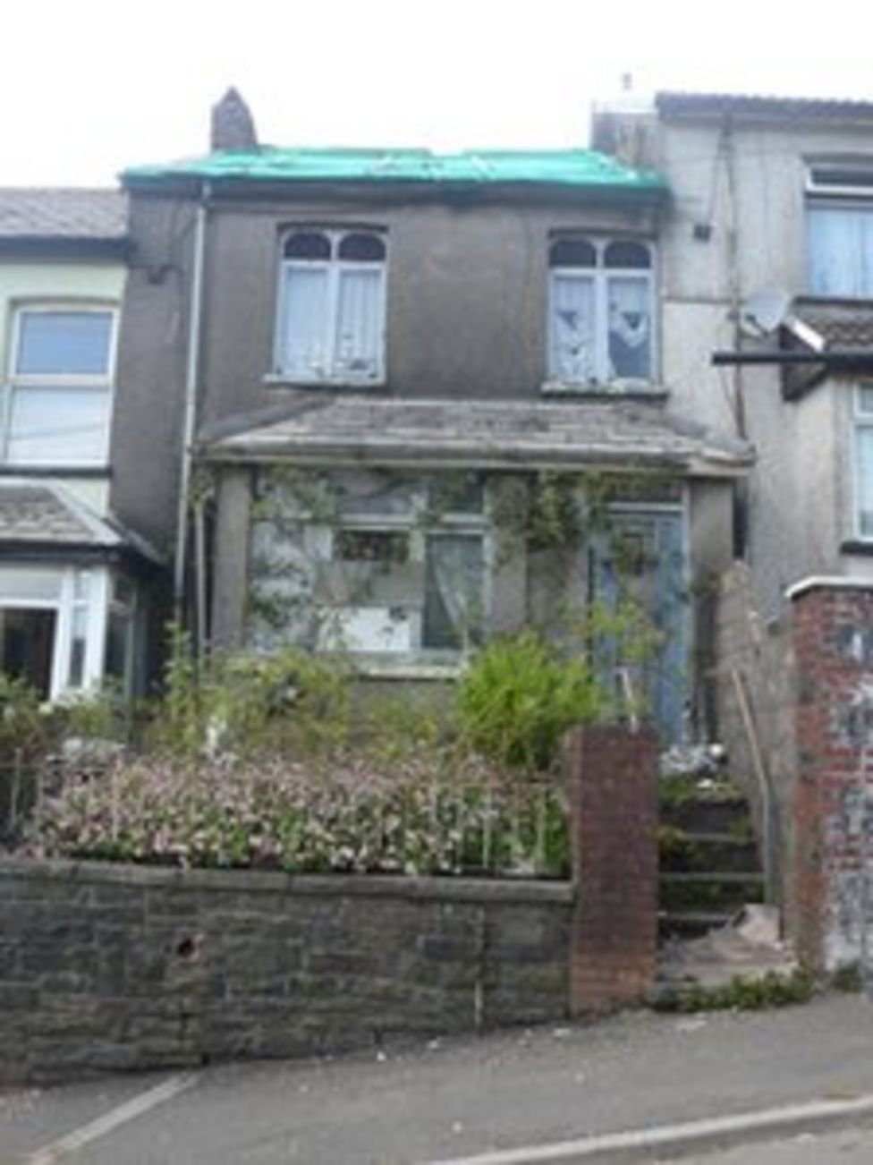 Tonypandy house for auction with £4,000 guide price - BBC News