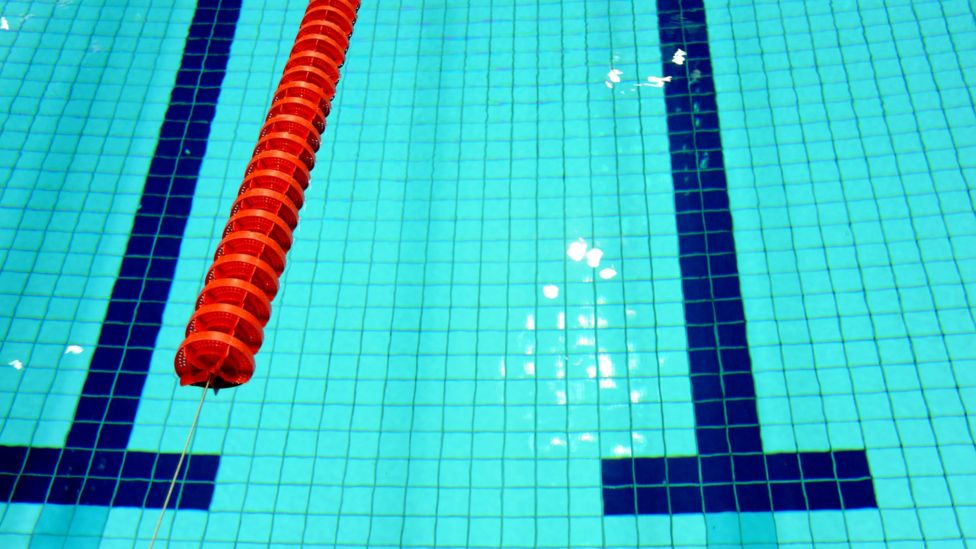 Wem swimming pool reopened by volunteers - BBC News