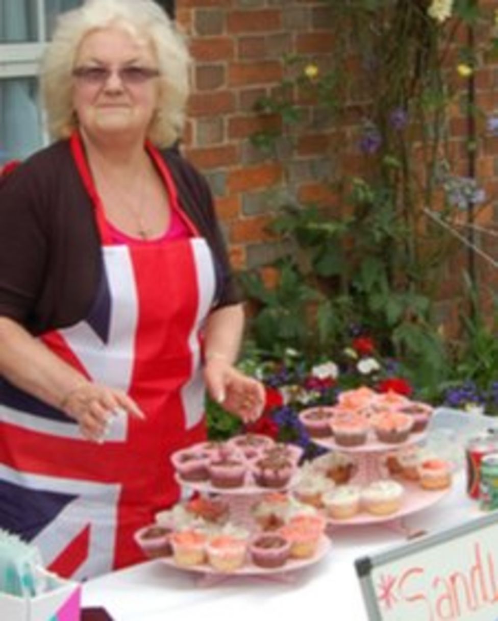 London 2012: Huge crowds as Hamstreet village sees Olympic flame - BBC News