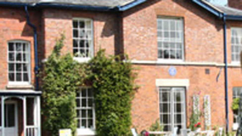 Wilfred Owen Oswestry birthplace on market - BBC News