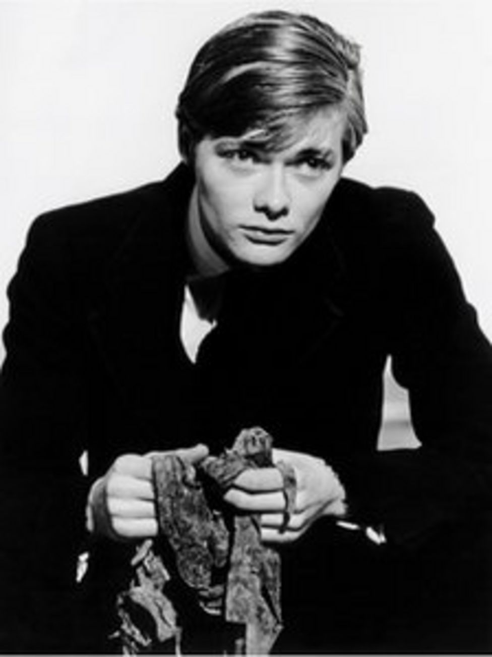 Tributes paid to actor Simon Ward - BBC News