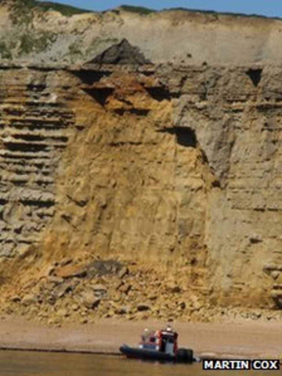 Dorset cliff landslide: Tourism warning for Jurassic coast - BBC News