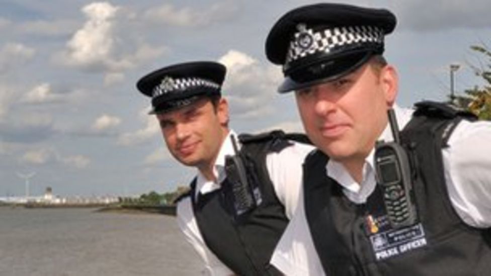 Metropolitan Police officers praised over river rescue - BBC News