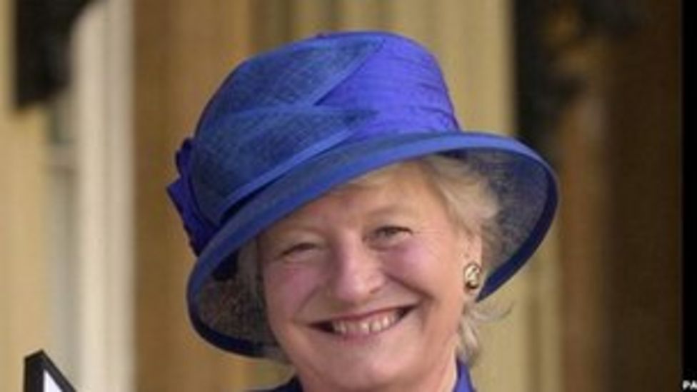 Sculpture of Mary Peters offered as gift - BBC News