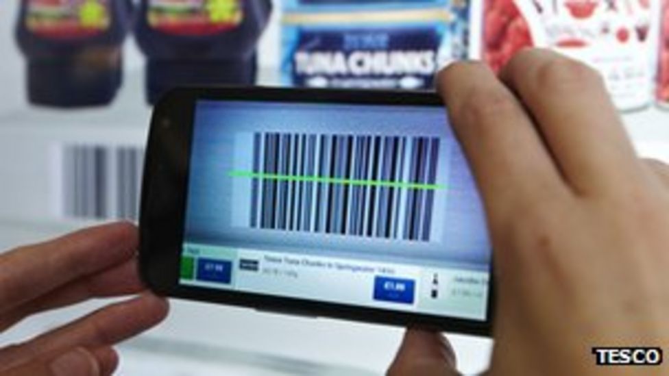 Tesco try out virtual grocery shopping at Gatwick Airport - BBC News
