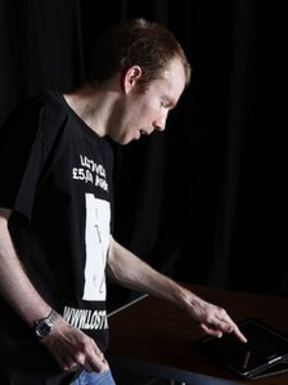 Lee Ridley: Stand-up success for 'Lost Voice Guy' comic - BBC News