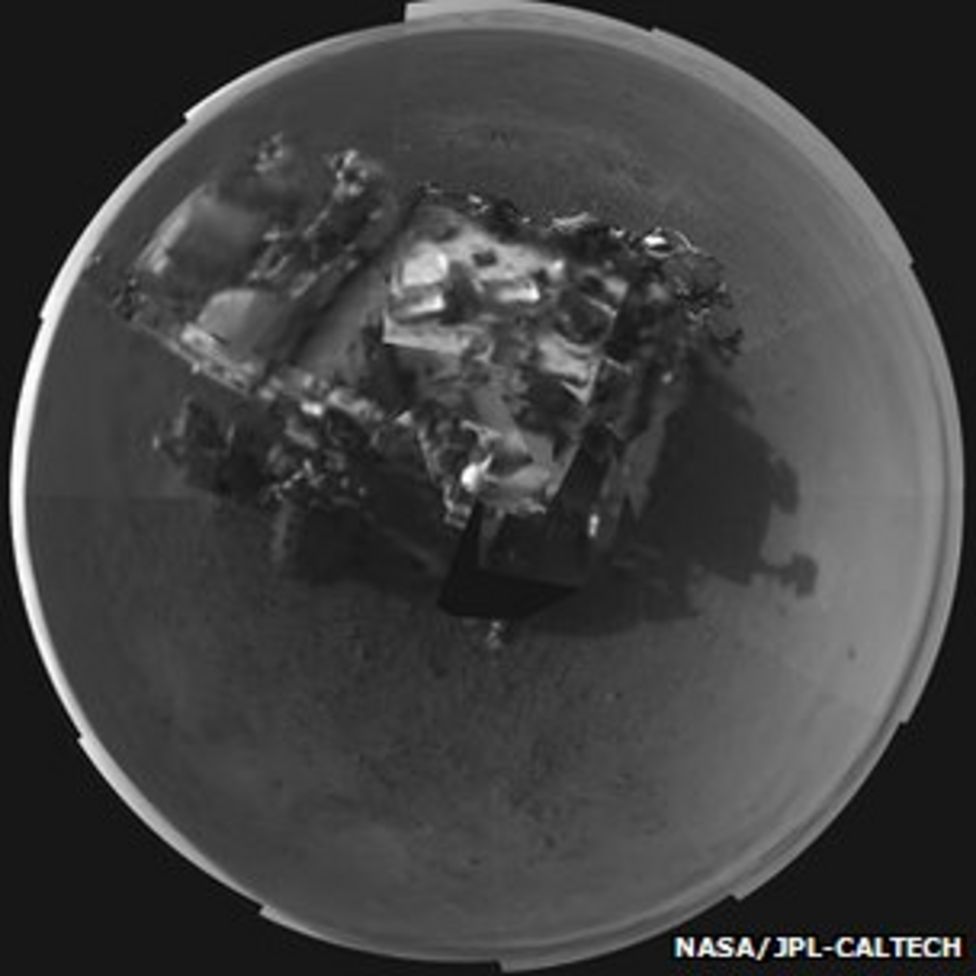 Nasa's Curiosity rover lifts its navigation cameras - BBC News
