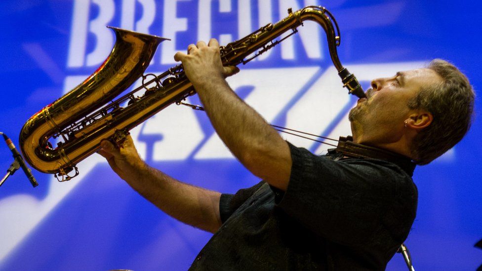 Burt Bacharach to headline Brecon Jazz Festival - BBC News