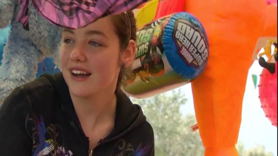 Gypsy women breaking education barriers with uni degrees - BBC News