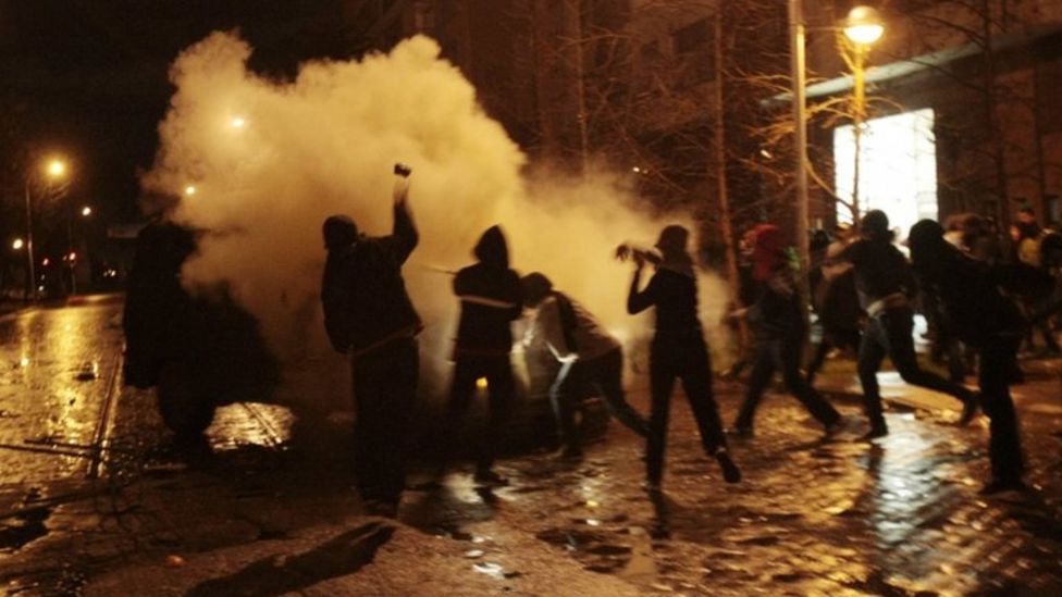 Chile student protests resume as 100,000 march - BBC News