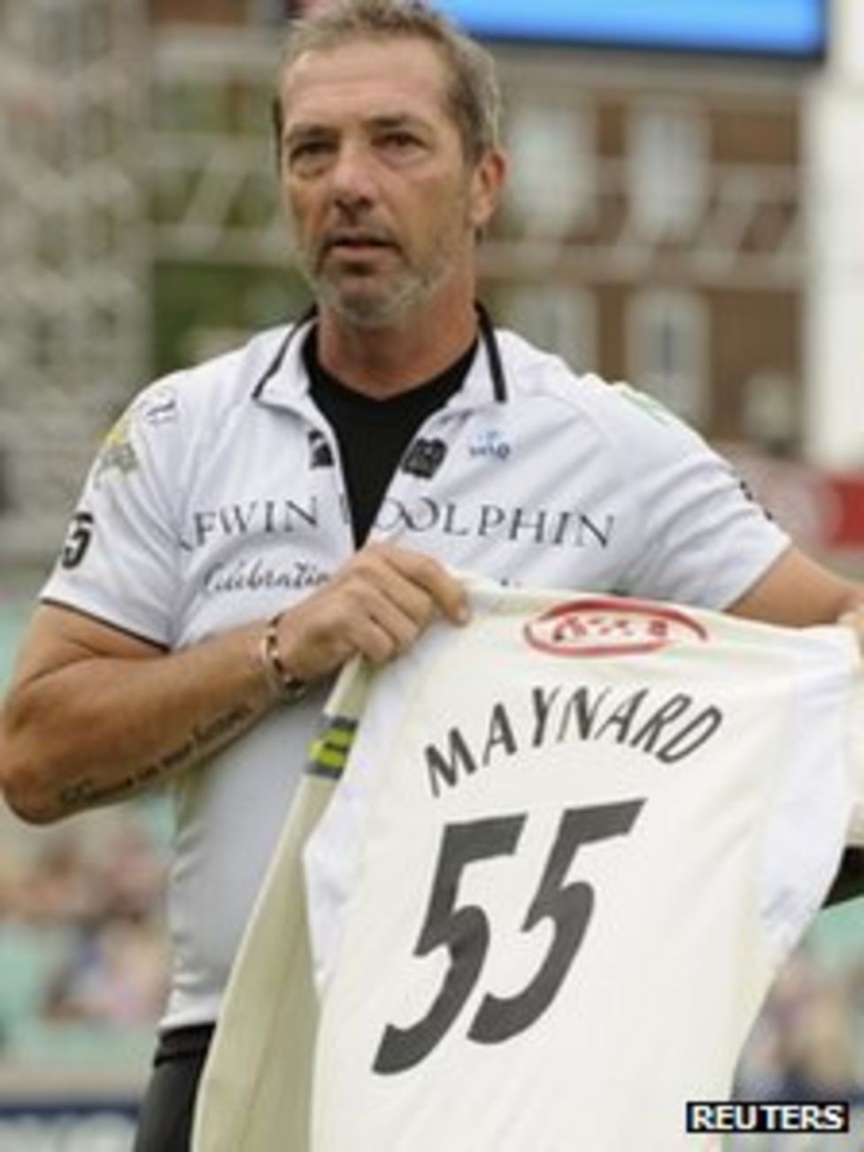 Tom Maynard: Bike ride reaches Oval fundraising match - BBC News