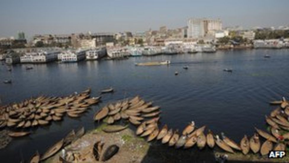 The fearless ferrymen of Dhaka's Buriganga river - BBC News