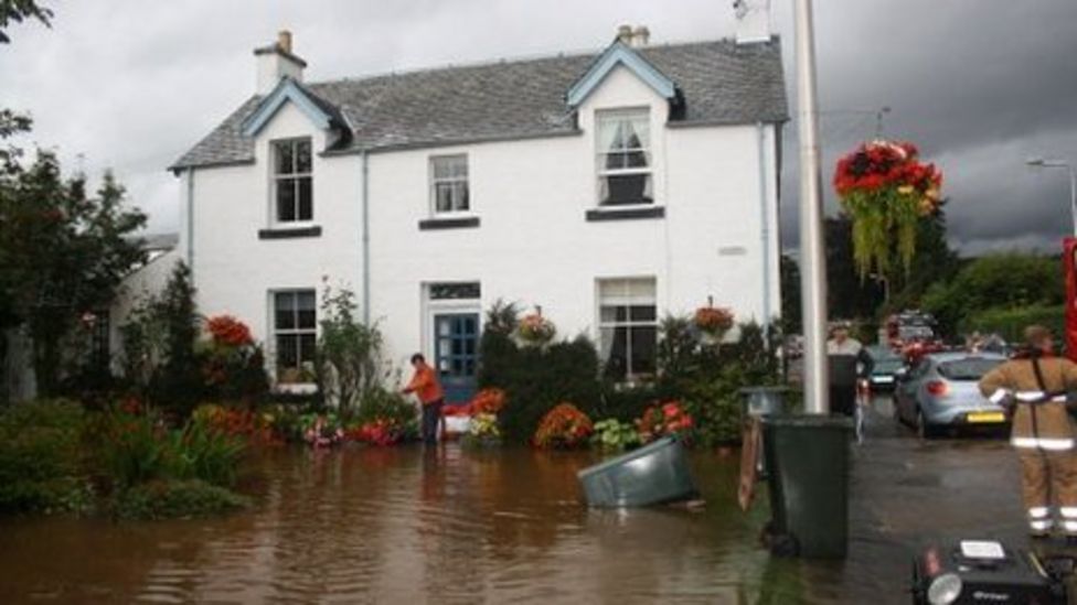 Residents in Comrie begin cleaning up after flooding - BBC News