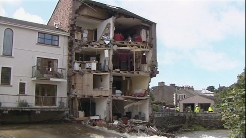 Flooding causes house to collapse - BBC Newsround