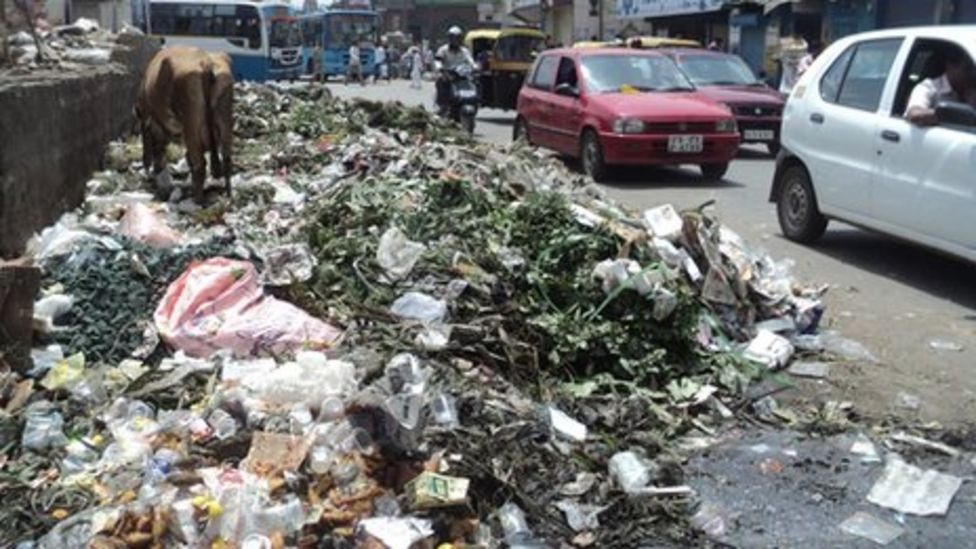 Bangalore stinks as garbage piles up in Indian city - BBC News