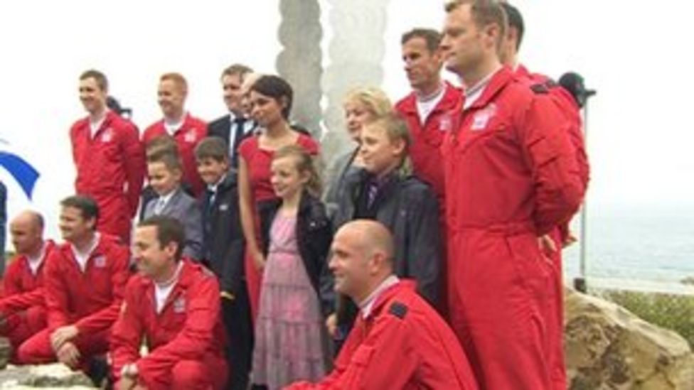 Red Arrows death crash pilot Jon Egging memorial unveiled - BBC News