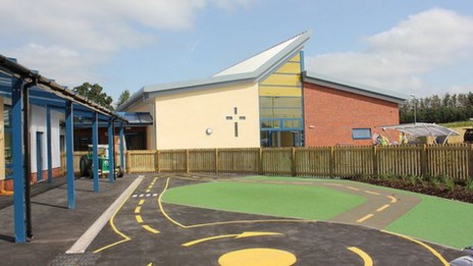 Cranbrook new town's primary school opens - BBC News