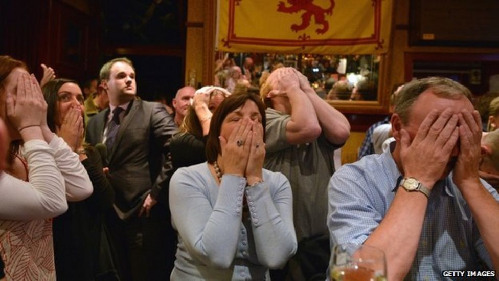 Andy Murray's home town Dunblane watches historic win - BBC News