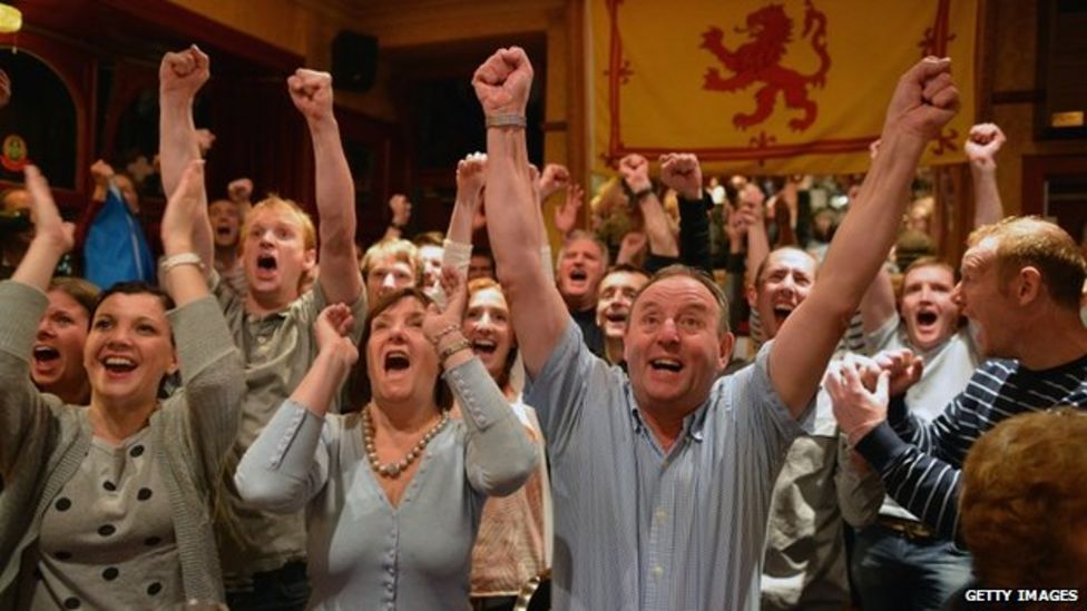 Andy Murray's home town Dunblane watches historic win - BBC News