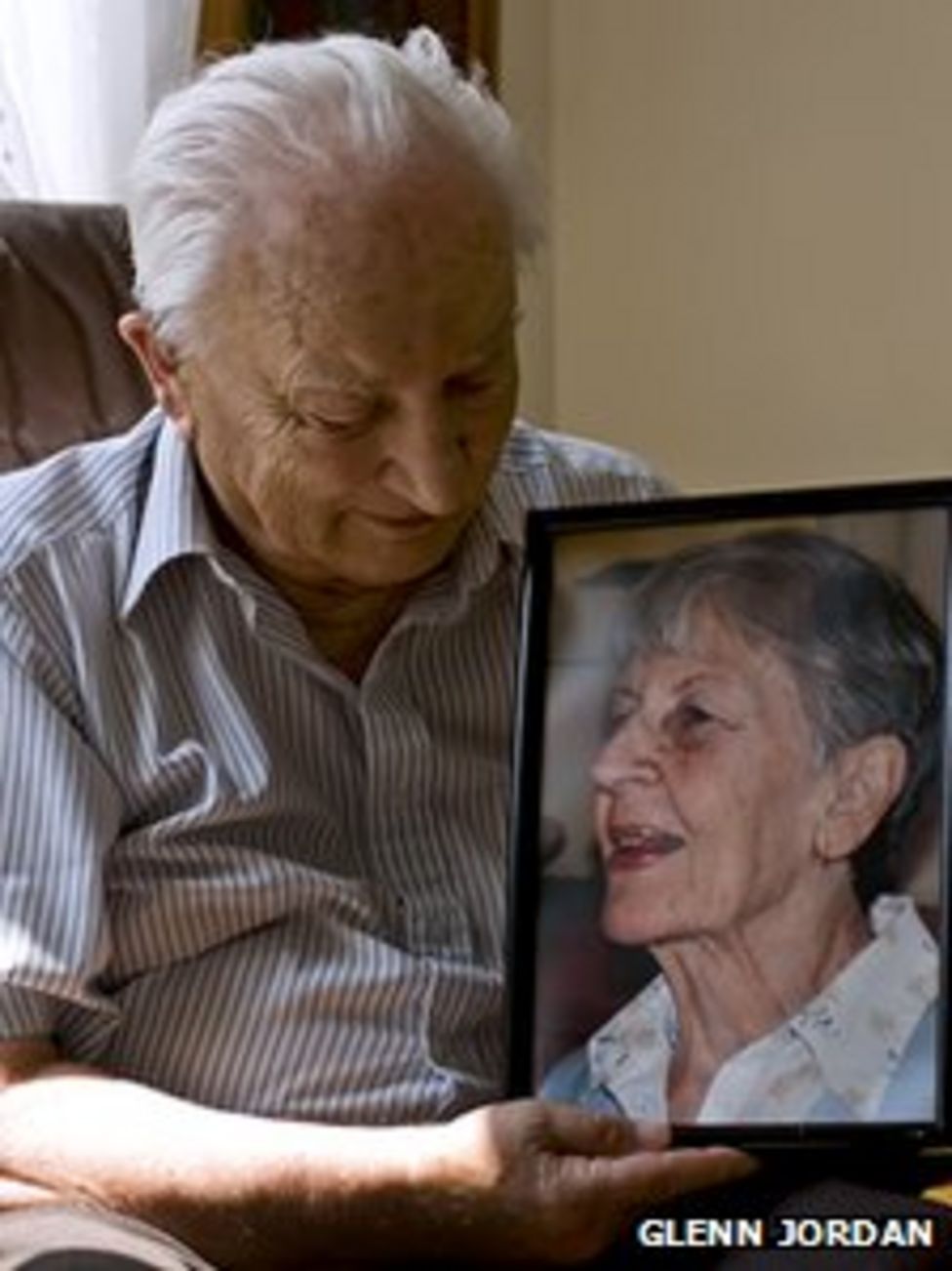 Cardiff Reform Jewish memories in Hineni exhibition - BBC News