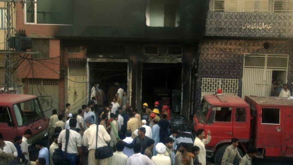 Death toll from Karachi factory fire soars - BBC News