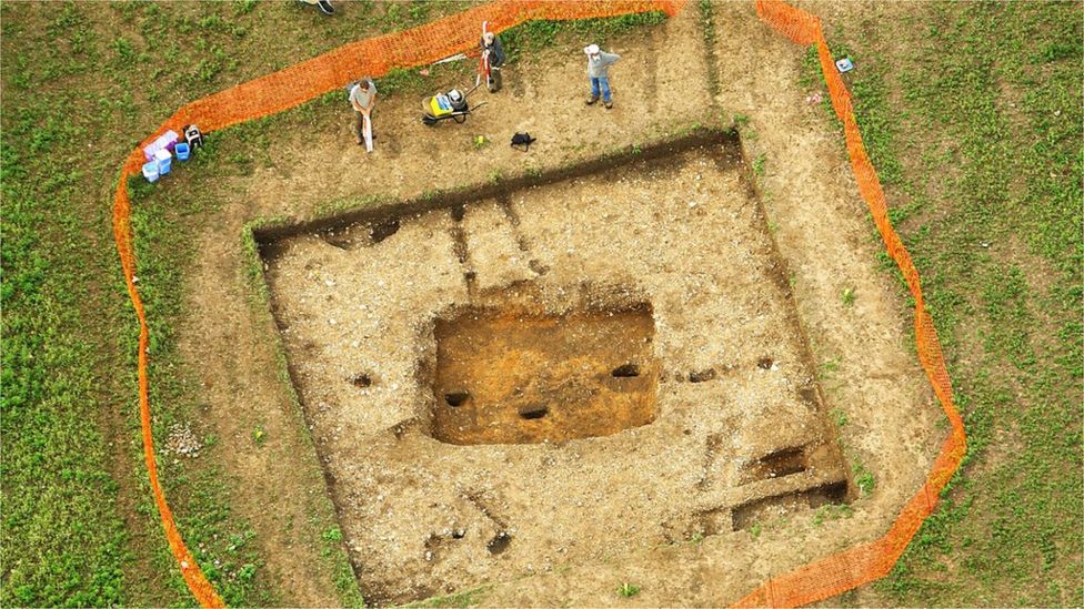 Roman site in Norfolk has 'clear' signs of more buildings - BBC News