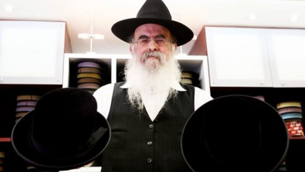 Curiosity draws Israelis to Hasidic Jewry exhibition - BBC News