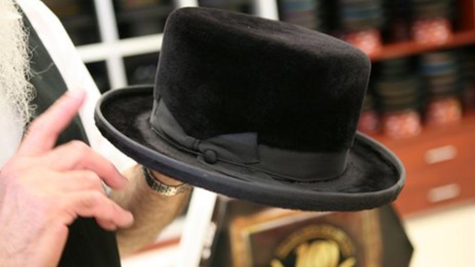 Curiosity draws Israelis to Hasidic Jewry exhibition - BBC News