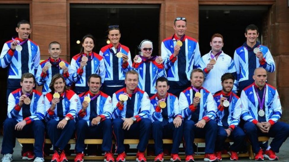 Scottish Olympic parade draws thousands in Glasgow - BBC News