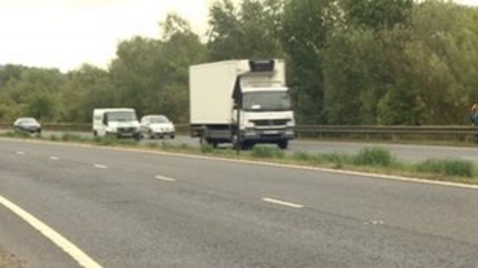 A228 Snodland crash: Cyclist killed after hitting lorry - BBC News