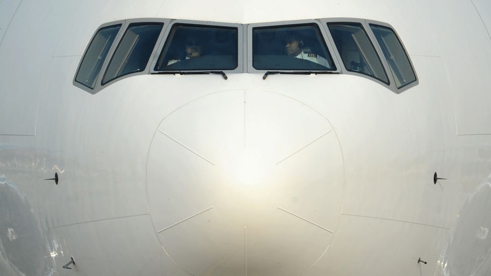 Fake-bomb TV crew held at New Jersey airport - BBC News