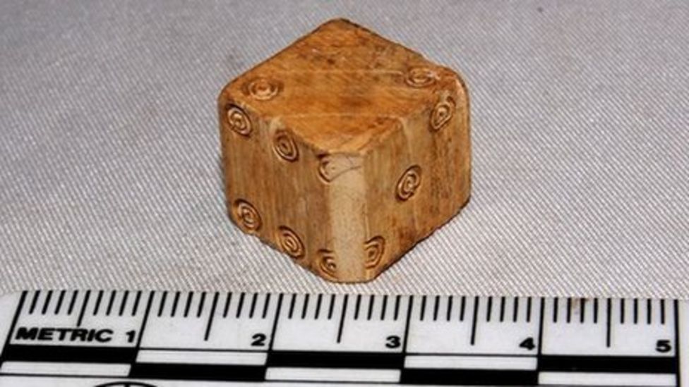 Cat paw print discovered on Gloucester Roman roof tile - BBC News