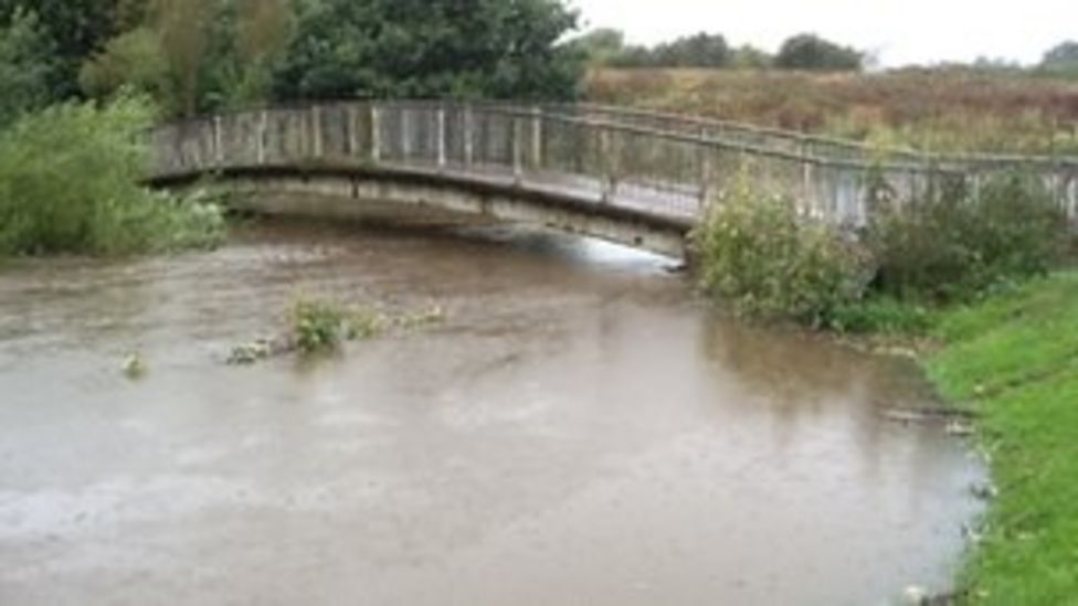 Roads in Cheshire closed after flooding - BBC News