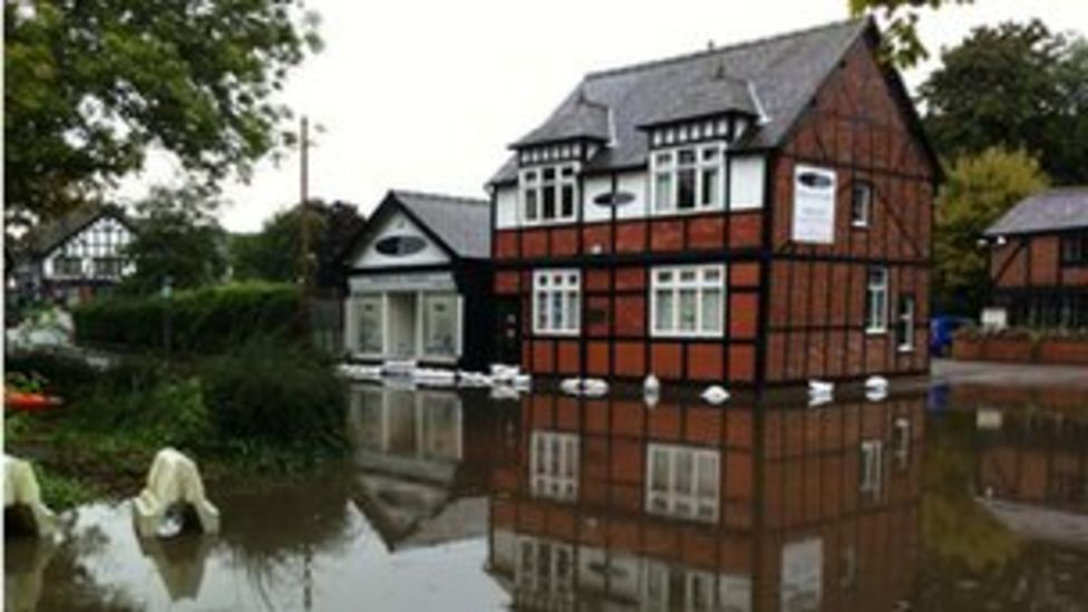 Northwich town centre cordoned off in floods - BBC News