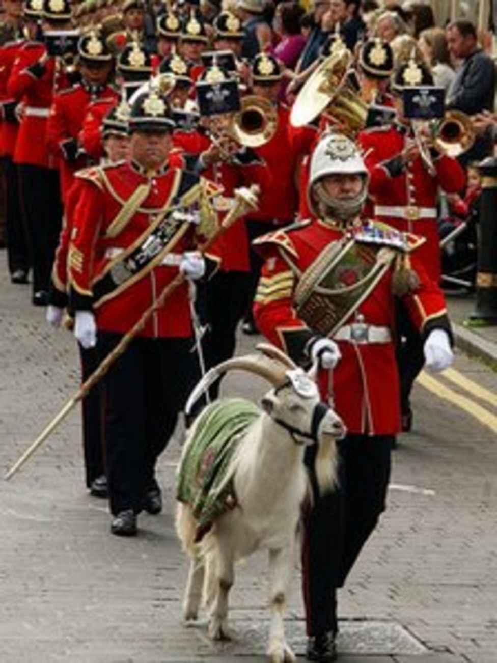 2nd Battalion The Royal Welsh: Soldiers in Cardigan march - BBC News