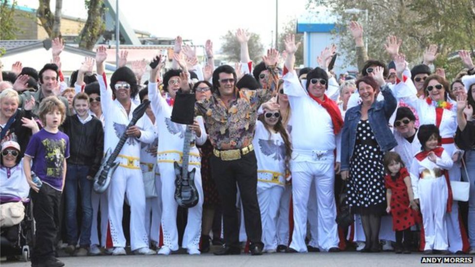 Elvis Festival: Porthcawl claims most Elvises record - BBC News
