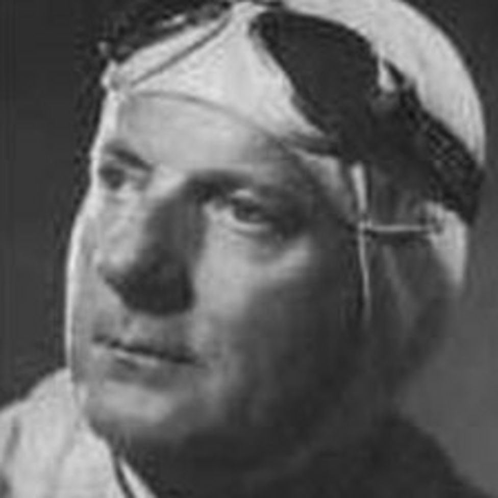 Bloodhound boss Noble marks fatal Loch Ness speed bid - BBC News