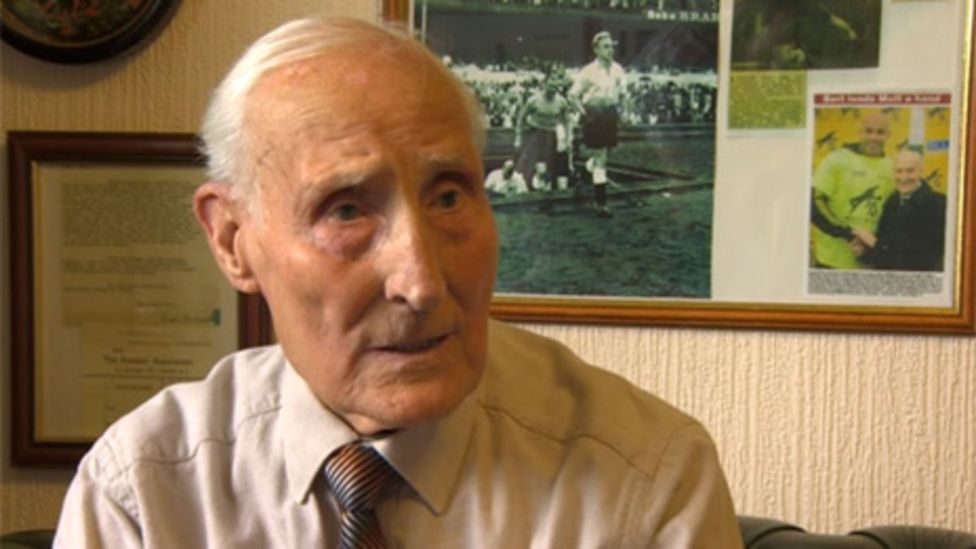 Bert Williams: Former Wolves and England goalkeeper dies - BBC Sport