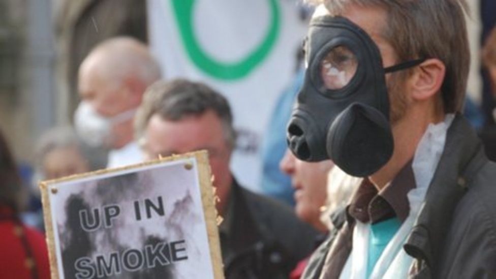 Protest over Gloucester waste incinerator scheme - BBC News