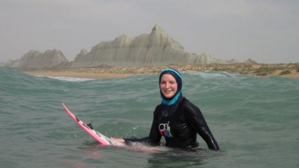 Irishwoman Easkey Britton makes surf waves in Iran - BBC News