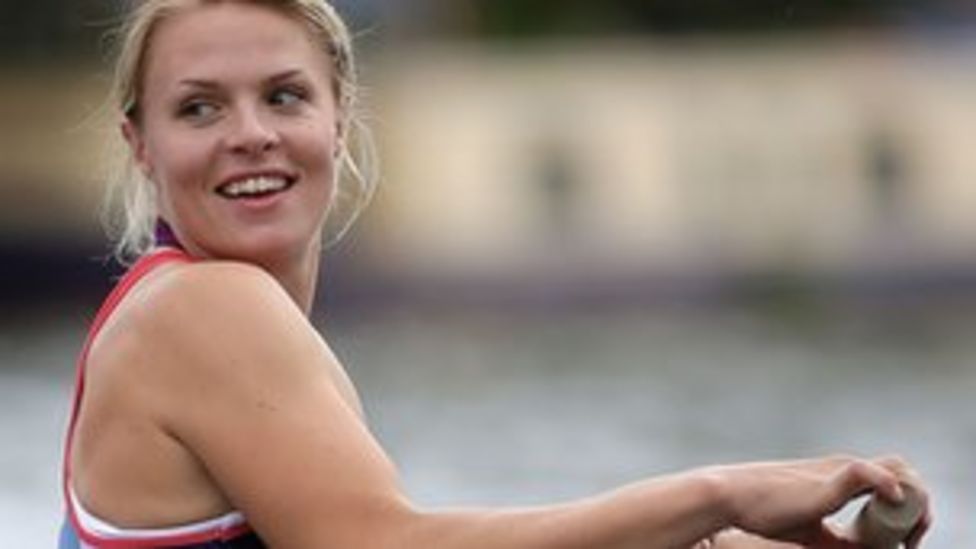 Olympic rower Anna Watkins honoured in Wokingham - BBC News