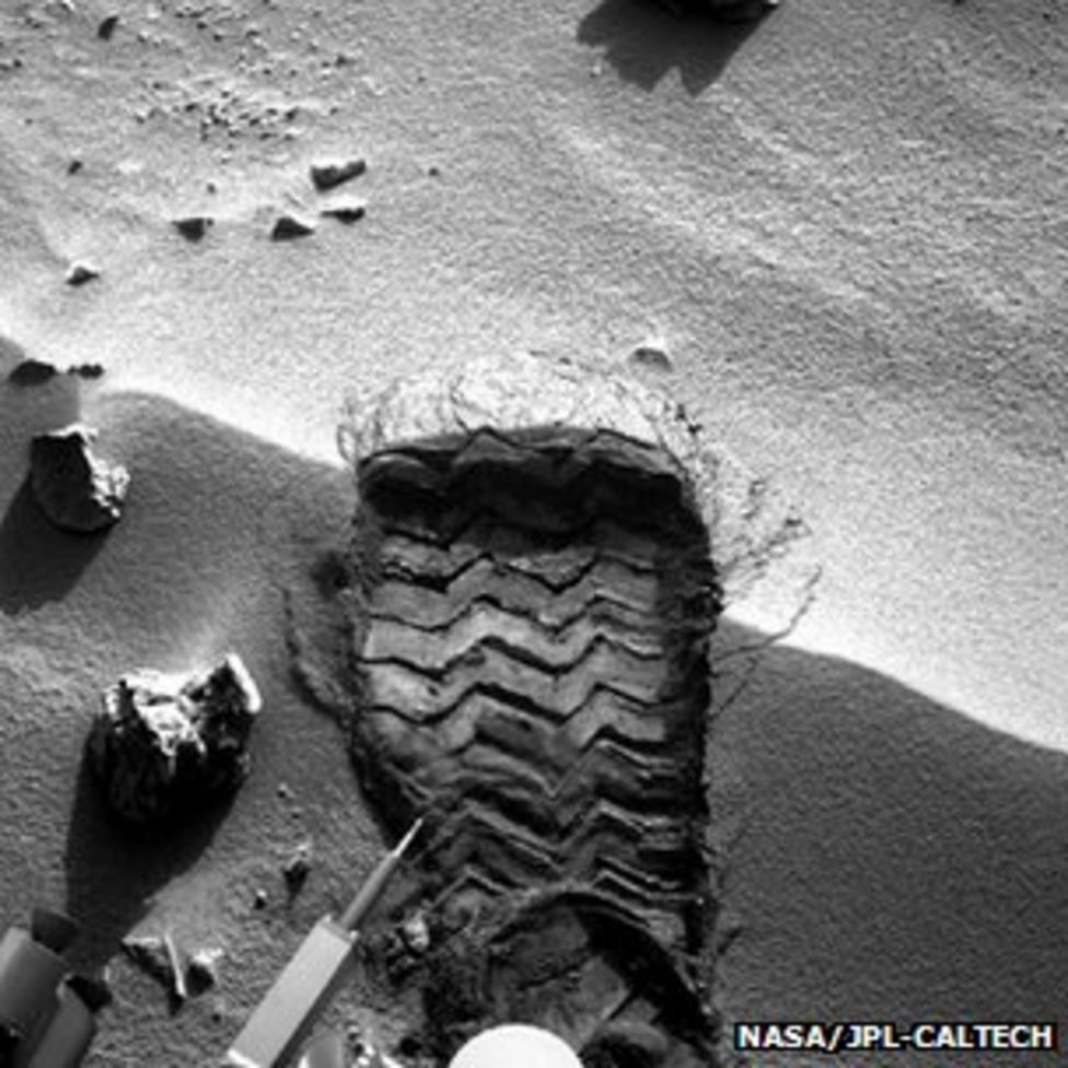 Nasa's Curiosity Mars rover to scoop sand sample - BBC News
